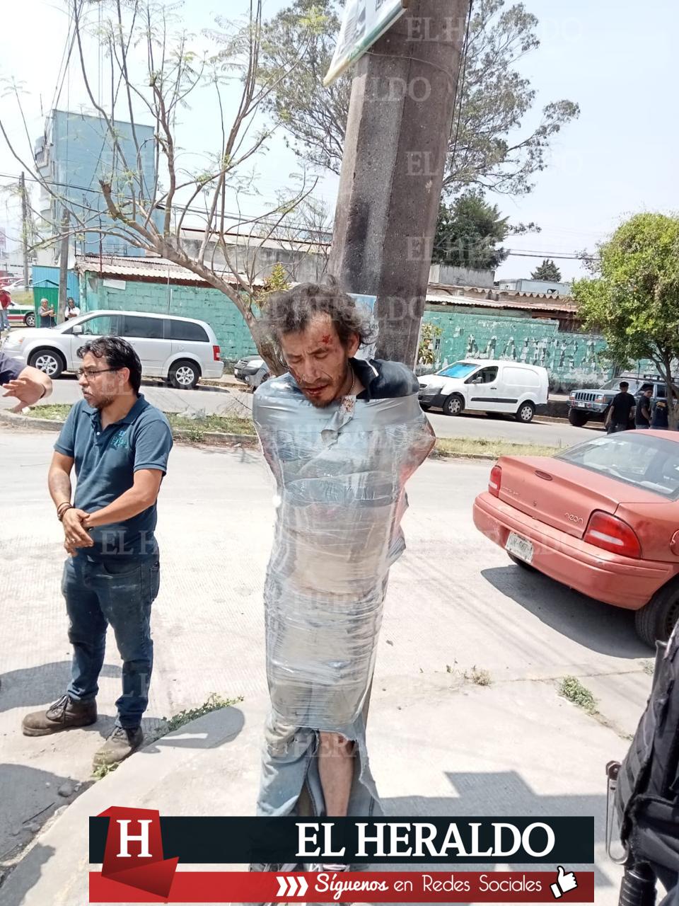 Atan a presunto ladrón a un poste en Xalapa