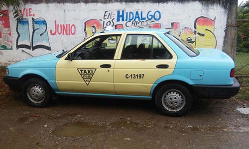 Taxi poblano aparece en Tlapacoyan