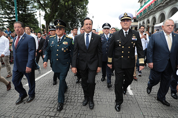Encabeza Gobernador Cuitláhuac García Desfile